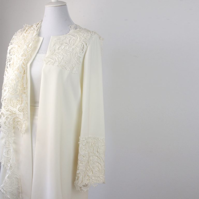 Ein moderner Brautmantel, clean, mit Spitze oder Perlen